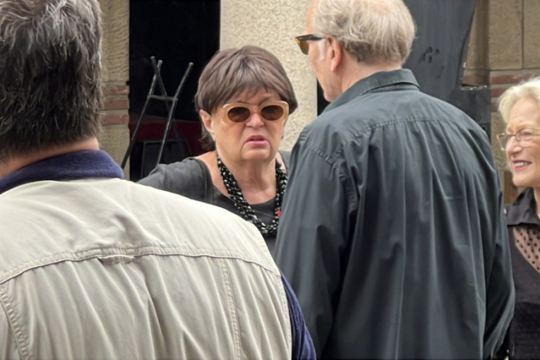 GORICA POPOVIĆ JEDVA HODA OD BOLA! Glumica GRCA U SUZAMA na sahrani Radmile Živković, TEŠI JE ...