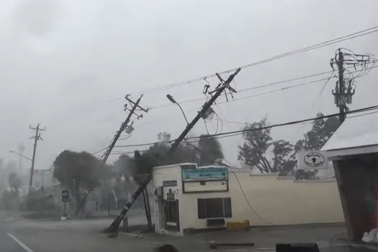 POGLEDAJTE KAKO URAGAN MILTON BRIŠE FLORIDU SA LICA ZEMLJE! Kao da je ...