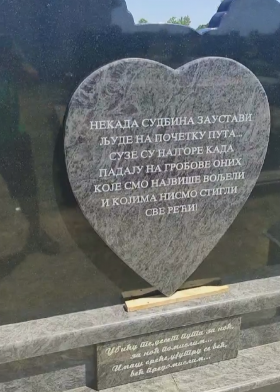 NA GROBU NASTRADALE PEVAČICE U DUBAIJU POJAVILA SE MORBIDNA PORUKA: Otac Andrijane Lazić objavio ...
