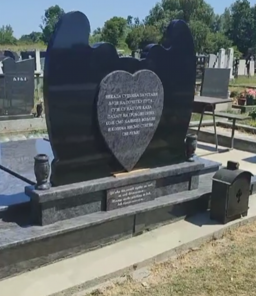 NA GROBU NASTRADALE PEVAČICE U DUBAIJU POJAVILA SE MORBIDNA PORUKA: Otac Andrijane Lazić objavio ...