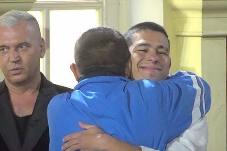 ĆUBA PRVI PUT ZAGRLIO SVOG TATU: Dirljivi susret CELA NACIJA s ...