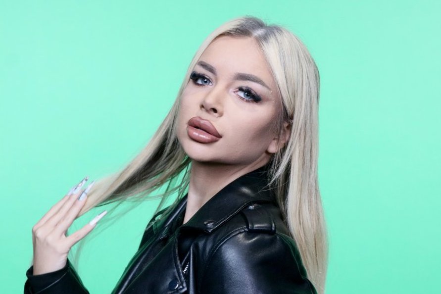 MLAĐE JOJ VIŠE NIJE SLAĐE: Anja Todorović uživa u zagrljaju novog DEČKA ...