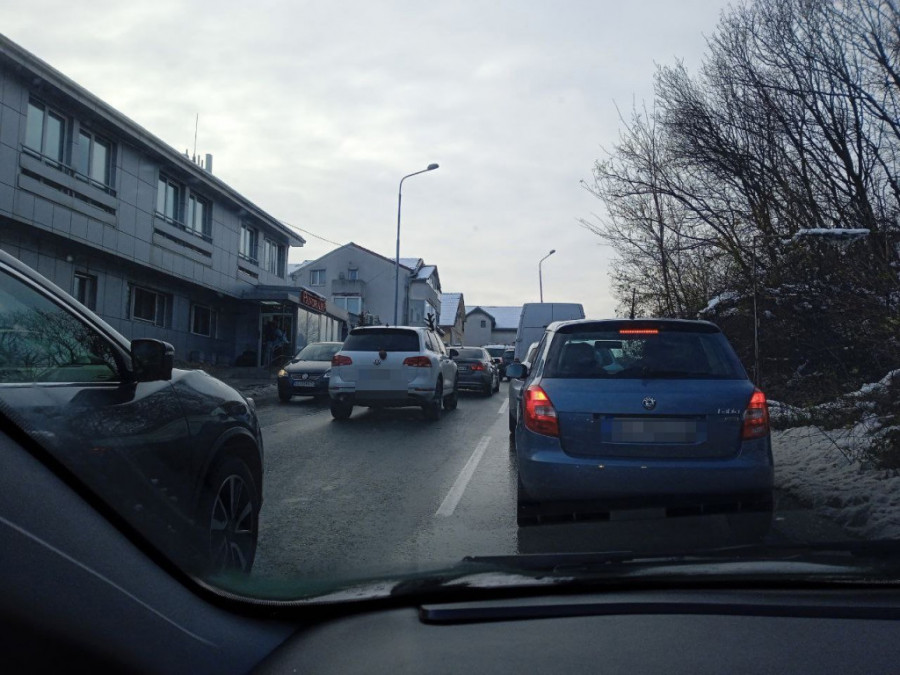 NA SAOBRAĆAJNI KOLAPS U BEOGRADU UTICAO I SUDAR: Alfom se zakucao u volvo u Rakovici! (FOTO, VIDEO)