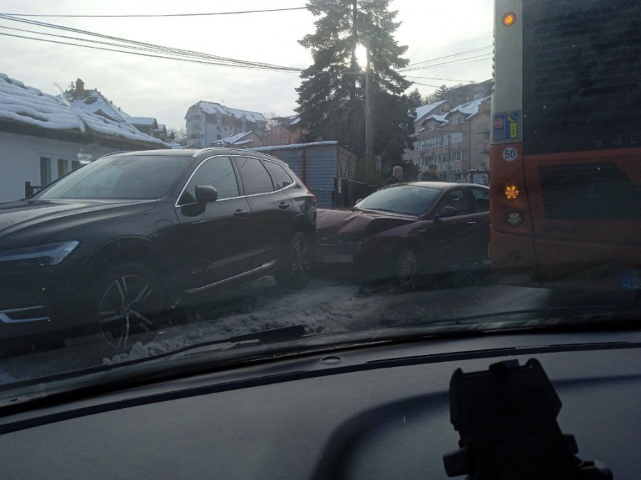 NA SAOBRAĆAJNI KOLAPS U BEOGRADU UTICAO I SUDAR: Alfom se zakucao u volvo u Rakovici! (FOTO, VIDEO)