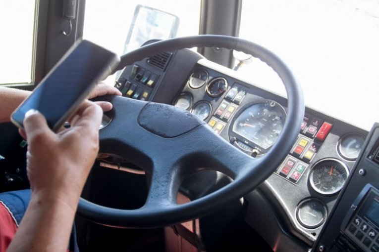 JEL MOGUĆE OVO?! Vozač gleda u ekran mobilnog dok vozi gradski bus u ...