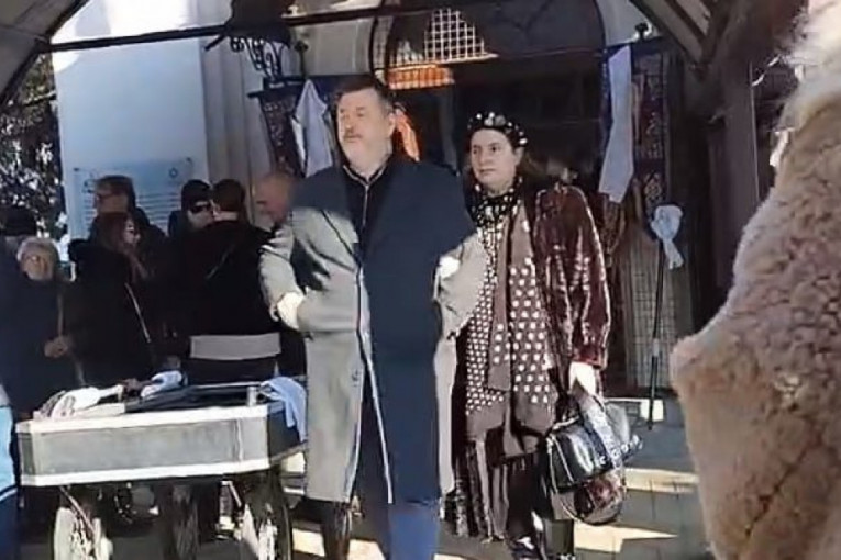 MILICA MILŠA GRCA U SUZAMA NA SAHRANI SINA MIRE BANJAC: Glumica prima saučešća od kolega, scene ...