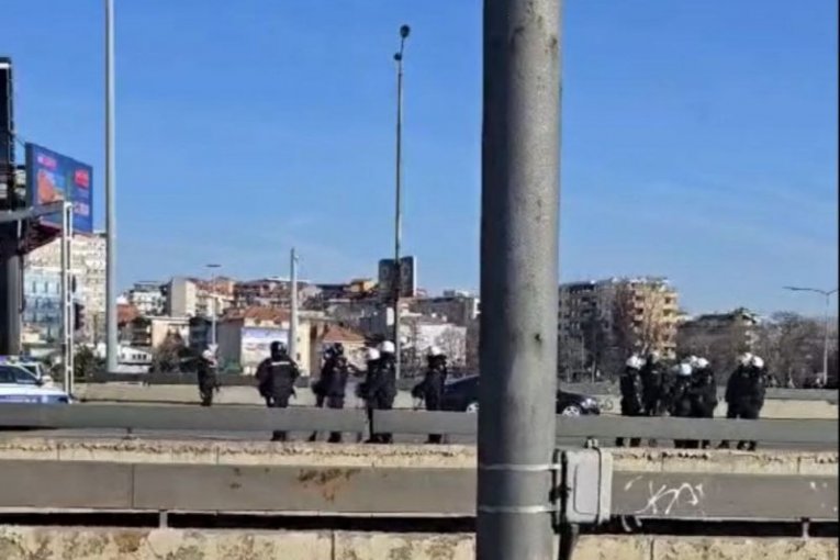 POTPUNO BLOKIRANA AUTOKOMANDA! Policija ne da nikome da prođe, A OVO JE ...