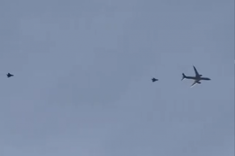 SLEĆE U PRATNJI DVA "LOVCA"! Avion u kom se sumnja da je bomba stigao ...