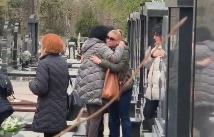 JAUCI I KRICI NA NOVOM GROBLJU! Majka Ksenije Pajčin se slomila nad ćerkinom slikom, POTRESNA ...