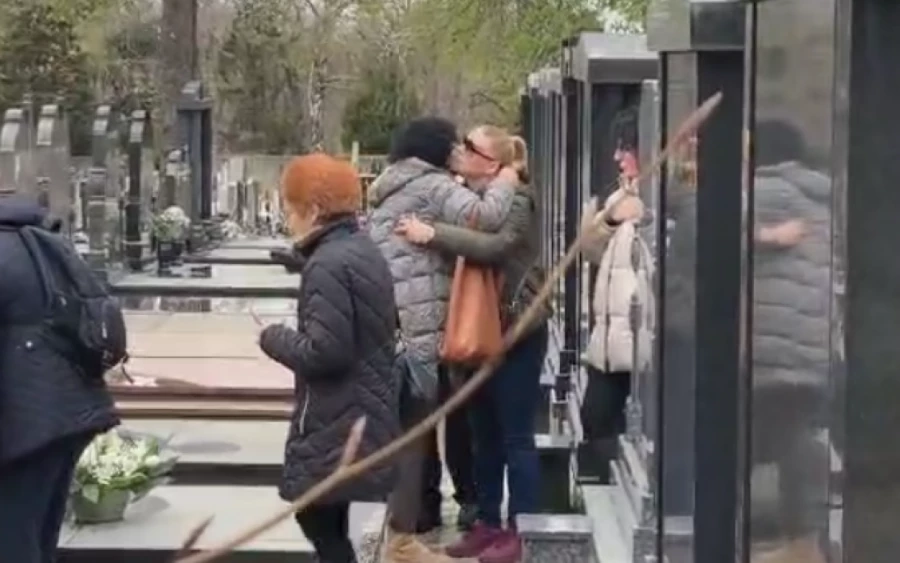 JAUCI I KRICI NA NOVOM GROBLJU! Majka Ksenije Pajčin se slomila nad ćerkinom slikom, POTRESNA ...