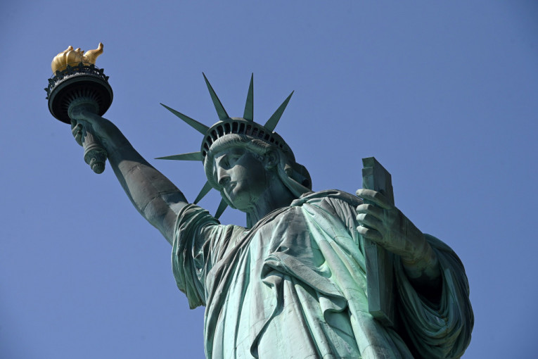 CIRKUS OD DRŽAVE! FRANCUZI TRAŽE KIP SLOBODE NATRAG: Poslanik kao ...