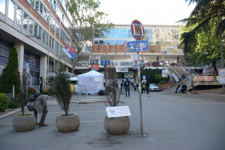 OKONČANA SRAMOTNA BLOKADA RTS! Ulice oko javnog servisa ponovo dostupne za saobraćaj