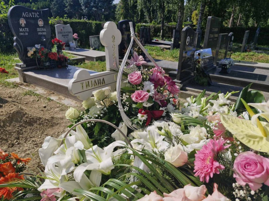SAHRANJENA TIJANA RADONJIĆ! Cveće prekrilo grob tragično nastradale ...
