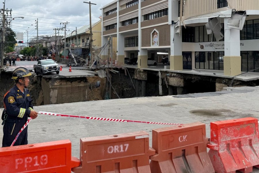 URUŠIO SE PUT ISPRED BOLNICE, NAPRAVIO SE KRATER DUBINE 50 METARA! Rupa gutala automobile ...