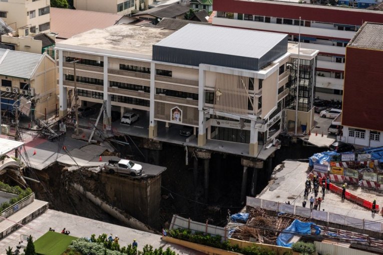 URUŠIO SE PUT ISPRED BOLNICE, NAPRAVIO SE KRATER DUBINE 50 METARA! Rupa gutala automobile ...