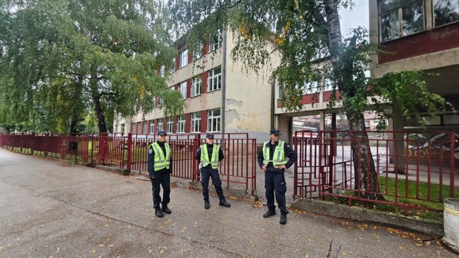 HITNO SE OGLASILA POLICIJA! U 807 srednjih i osnovnih škola stigla dojava o postavljenoj bombi!